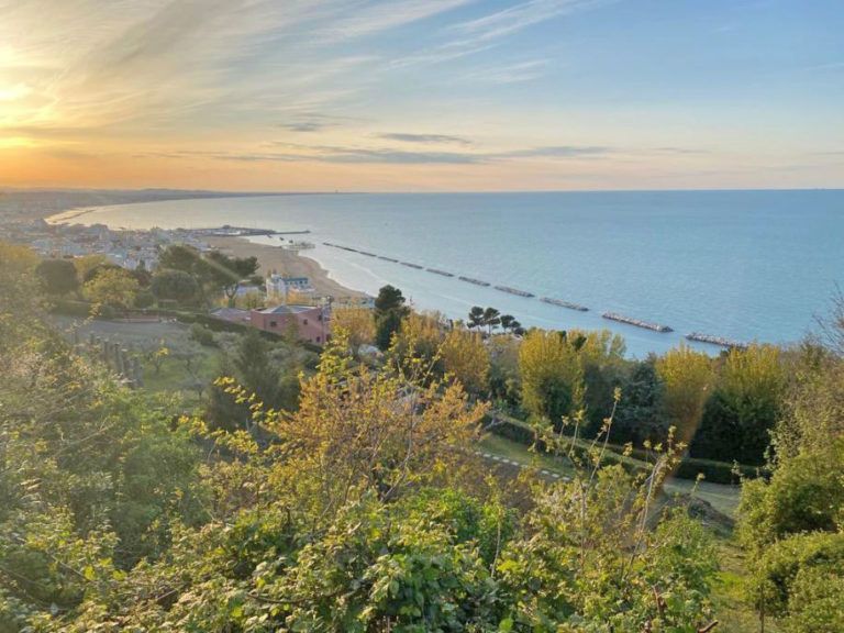 Gabicce Mare. Piazzetta di Gabicce Monte, concerti al tramonto